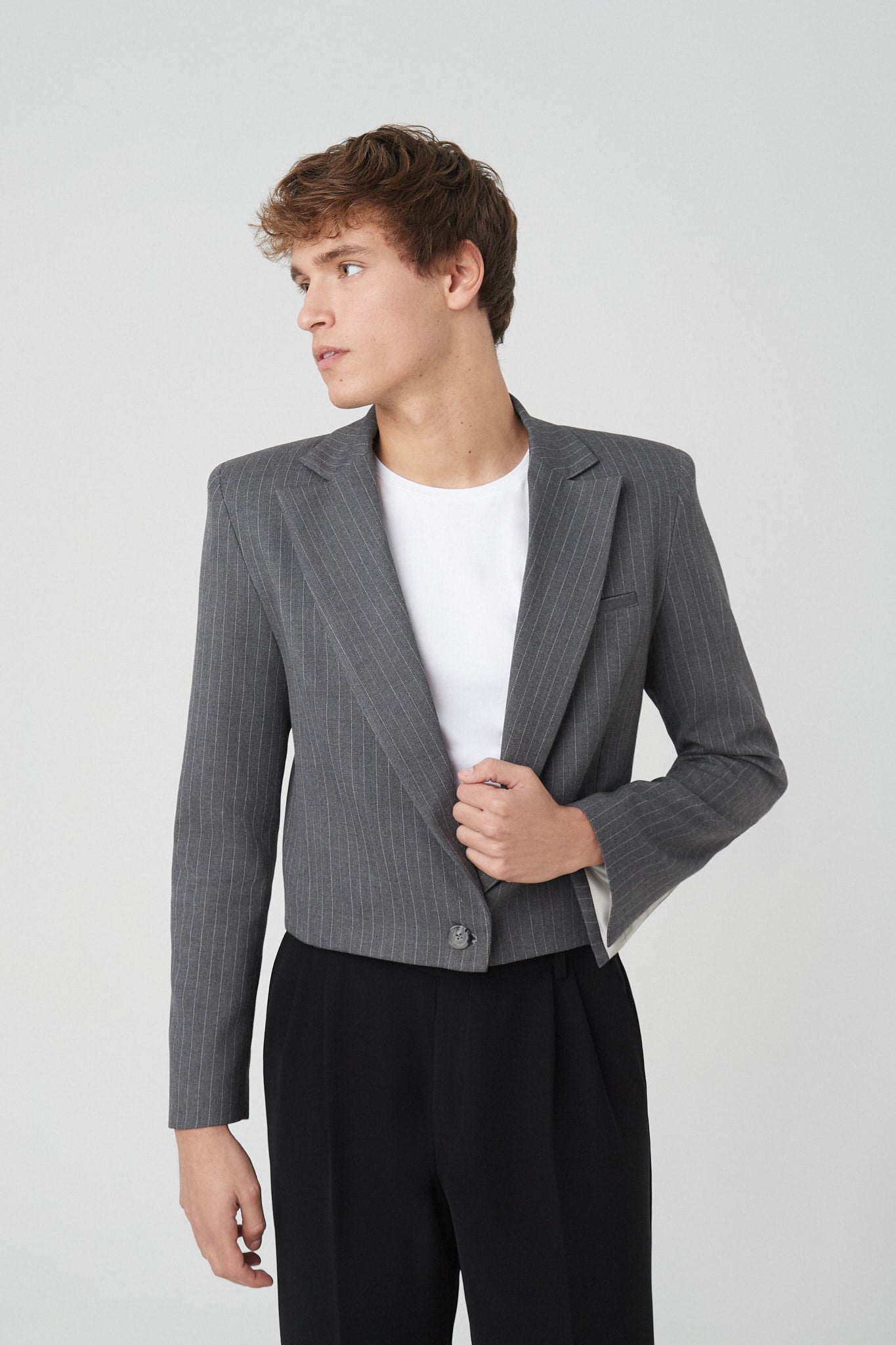 Blazer cropped gris raya diplomática – ALTERNATIVX