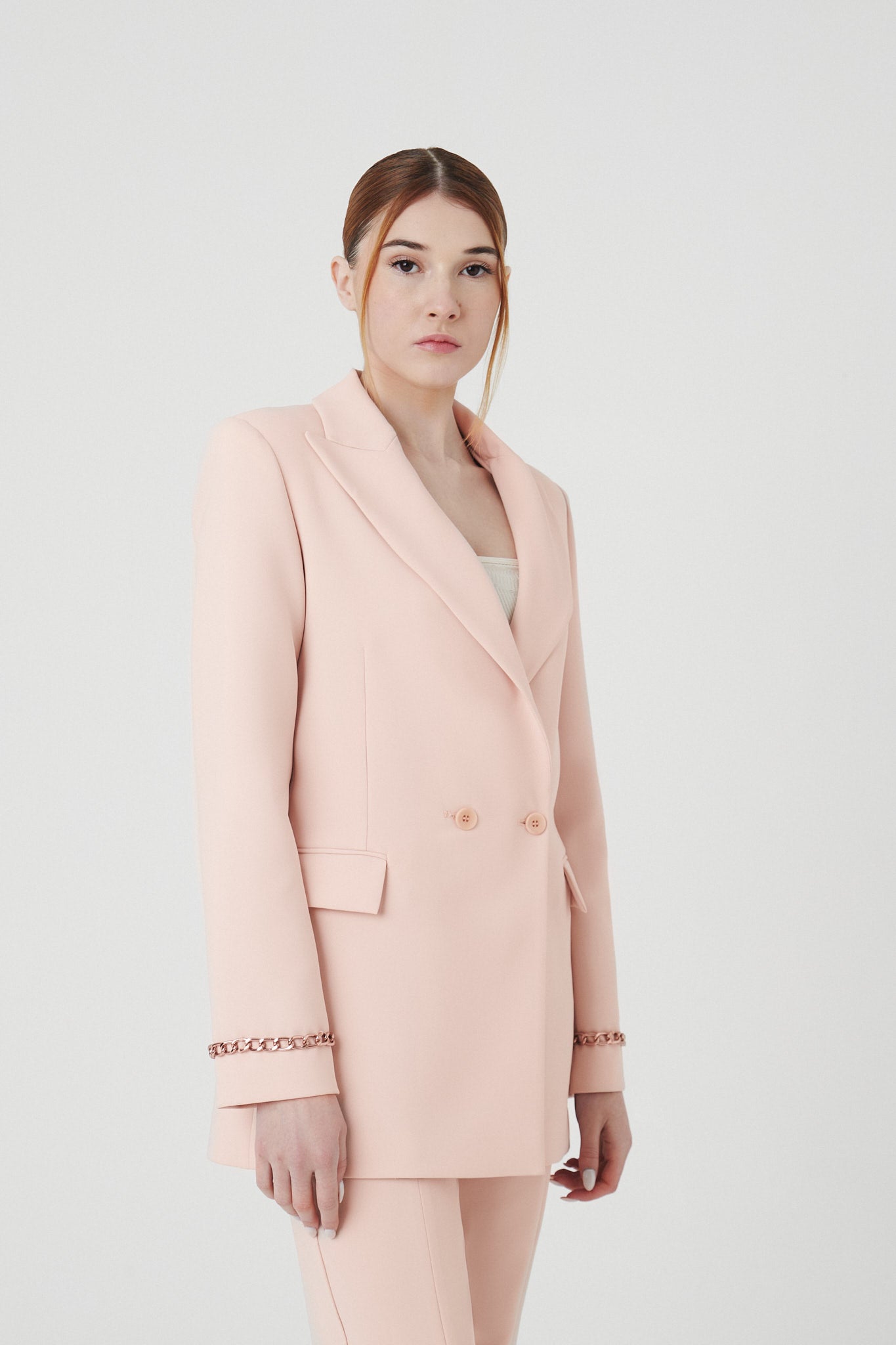 Blazer cruzada con cadenas rosa palo – ALTERNATIVX